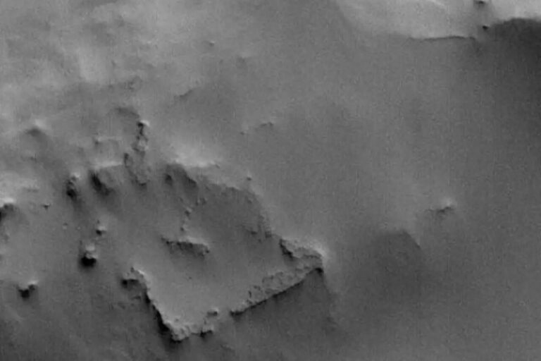 Square Structure on Mars' Surface Leaves Internet Users Puzzled - TechBreak