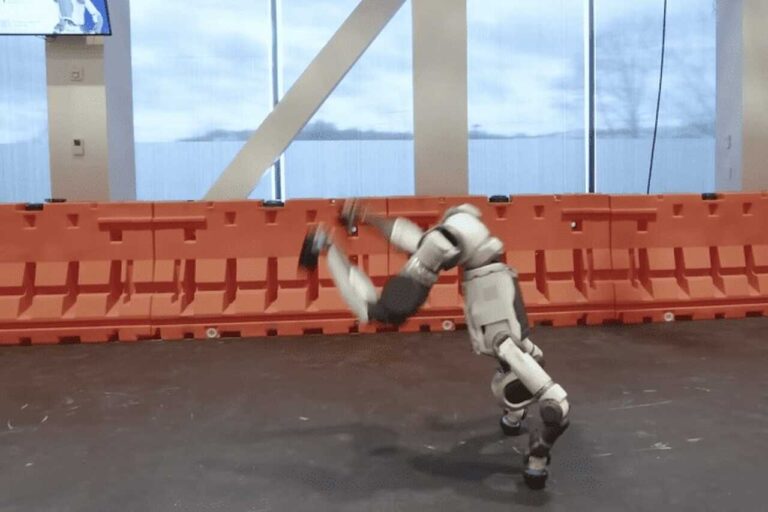 Video toont ultraflexibele robot die een perfecte salto maakt - TechBreak