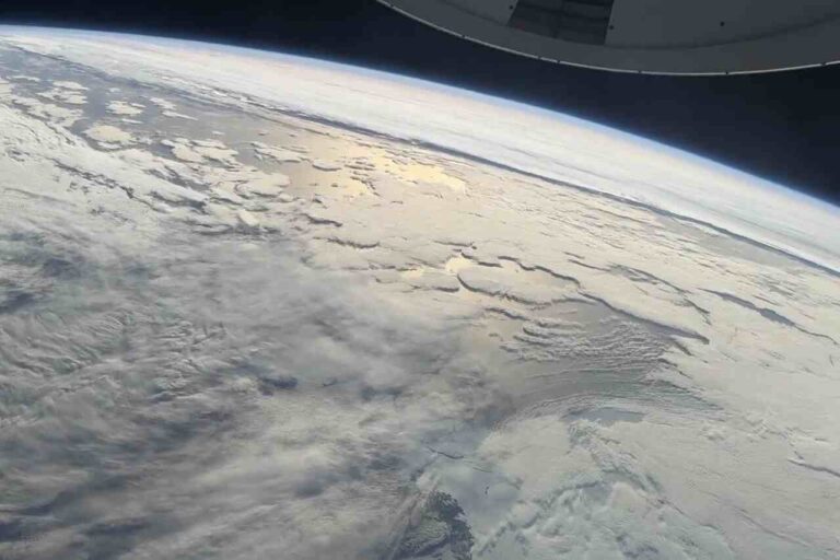 Tripulação da SpaceX se torna a primeira a orbitar os polos terrestres ...