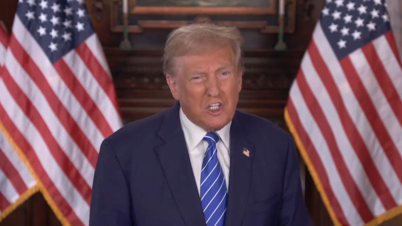 Internet users discover what is on Donald Trump’s lock screen and ...