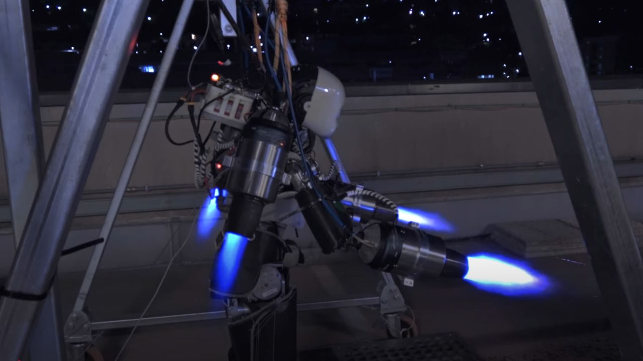 Italialainen robotti jetpack-repulla leviää viraalisti ensimmäisen ...